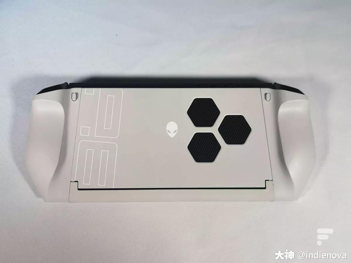 Alienware 的概念游戏掌机 Concept UFO_STEAM | 大神