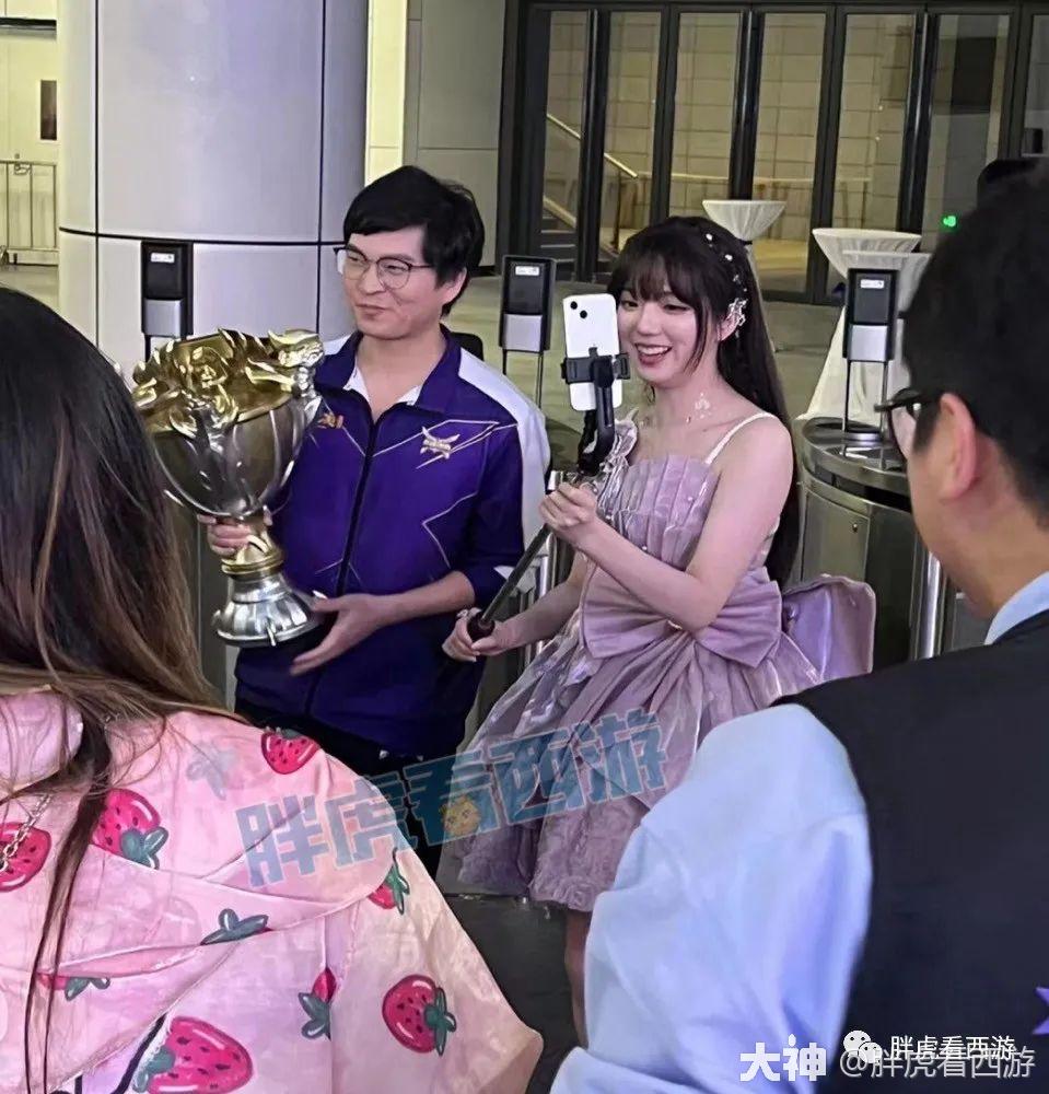 封狼拿冠军奖杯与美女合影，狐美人&桃夭夭Coser，18门超细致准备工作_梦幻西游 | 大神